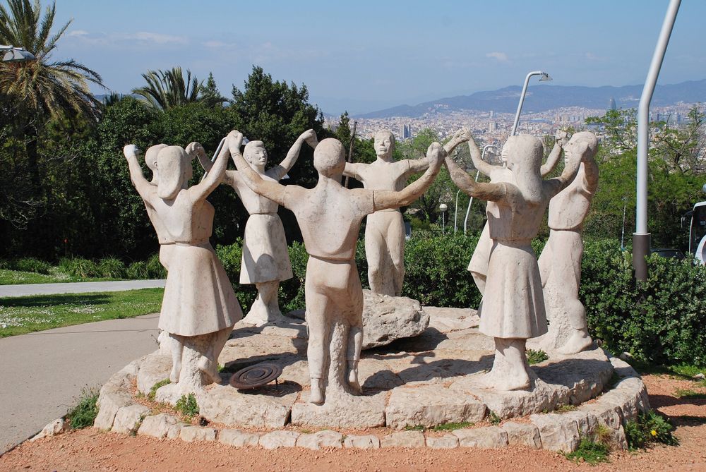 Connaissez-vous la Sardane ? Une tradition catalane à découvrir lors de ce festival emblématique ...