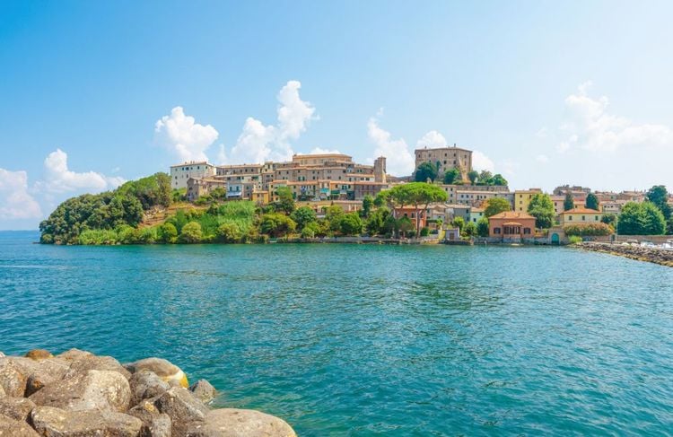 Loin des plages surpeuplées de touristes, découvrez ces lacs italiens ...