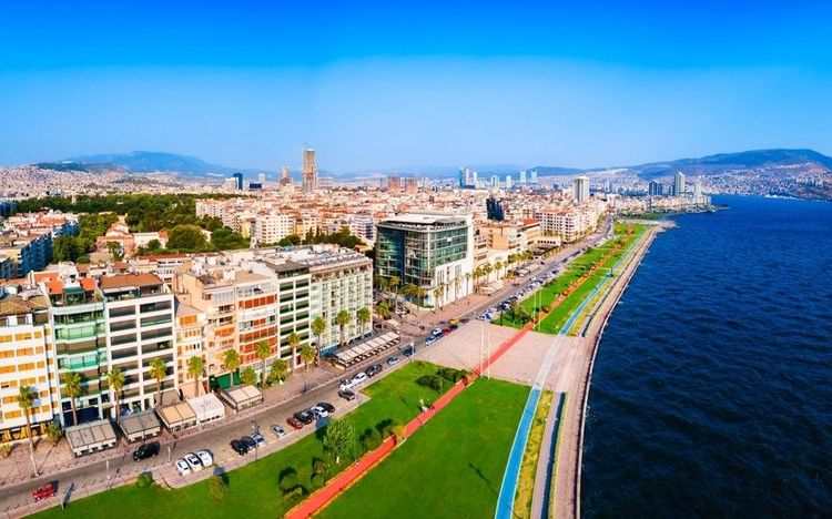 Balade sur la promenade Kordon longeant la mer, à Izmir - easyVoyage