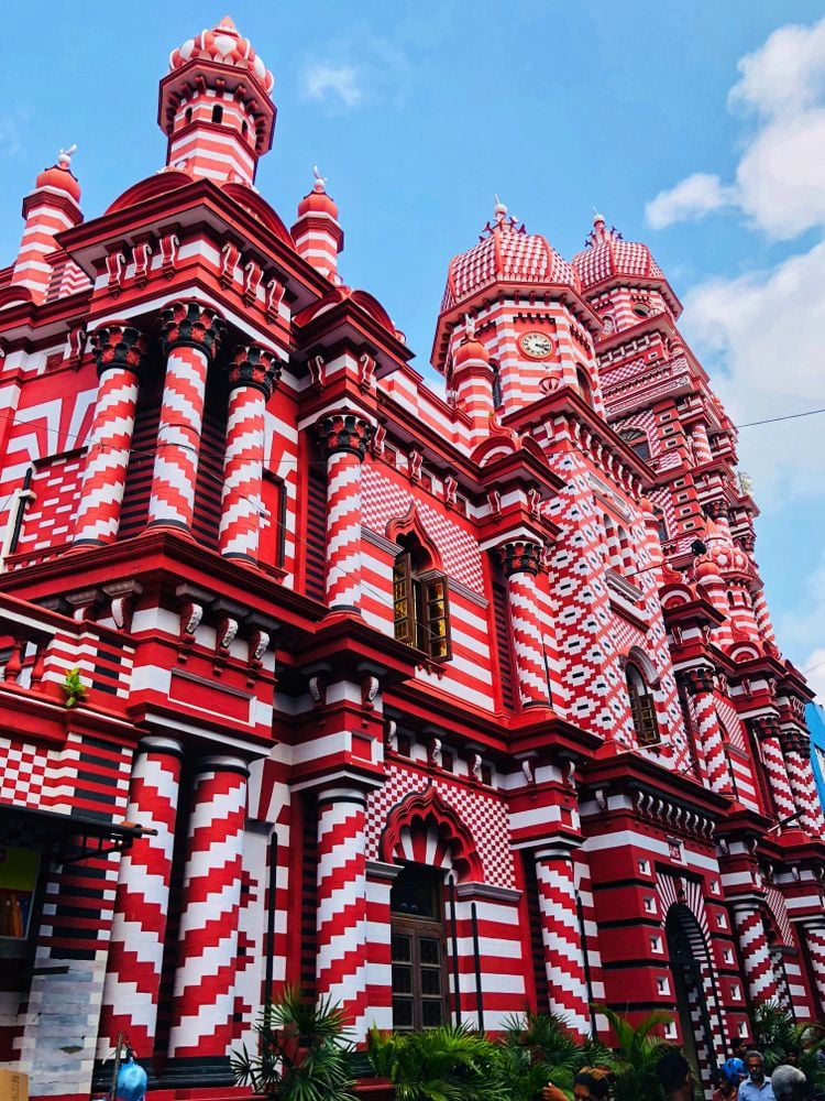 Visit the red and white mosque in Colombo - easyVoyage